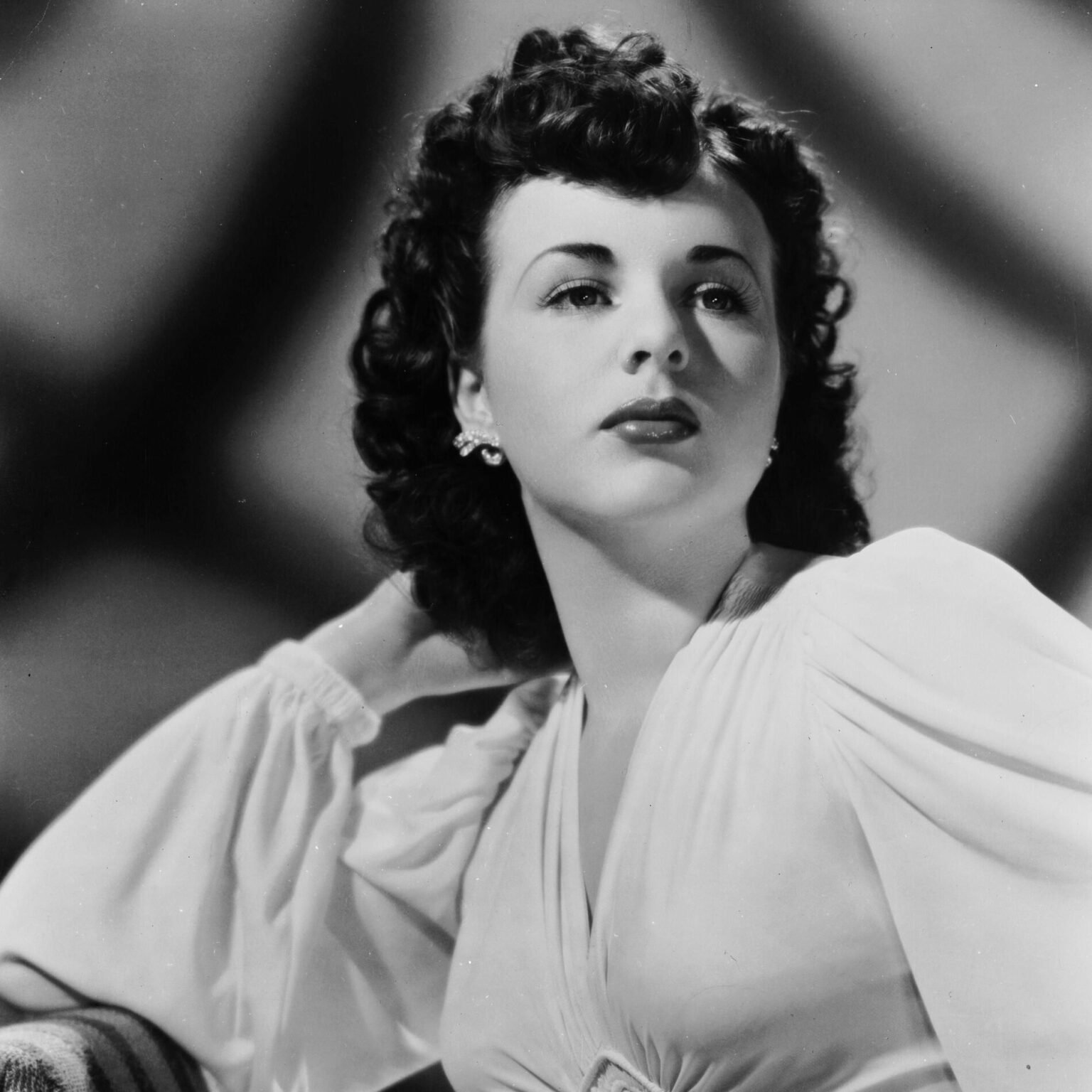 Deanna Durbin: Biography of the Hollywood Singing Sensation